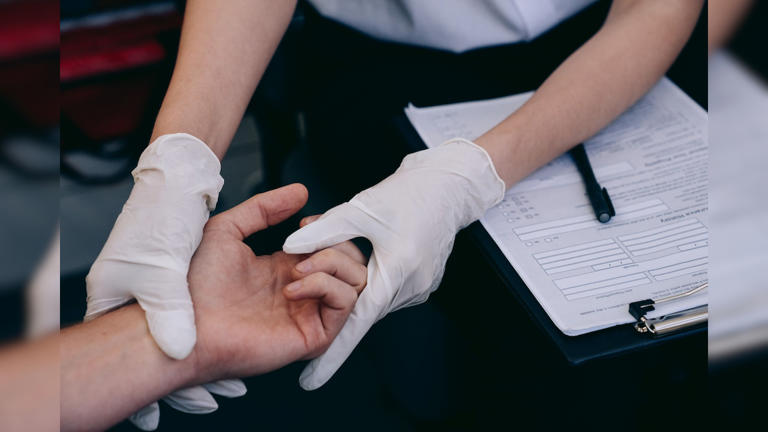 'Go to hospital': Boss forces injured employee to rest in wholesome ...