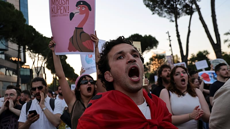 Albania, miles se manifiestan en el día 12 contra complejo turístico ...