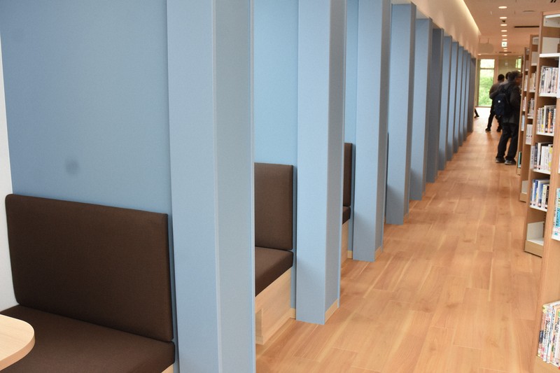 Easy Japanese news in translation: Tokyo library features 'train seats ...