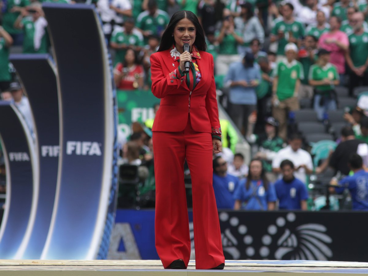 In rotem Anzug: Salma Hayek wird zum Hingucker der WM-Eröffnung