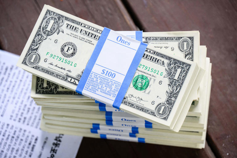 What income is considered middle class in Illinois?