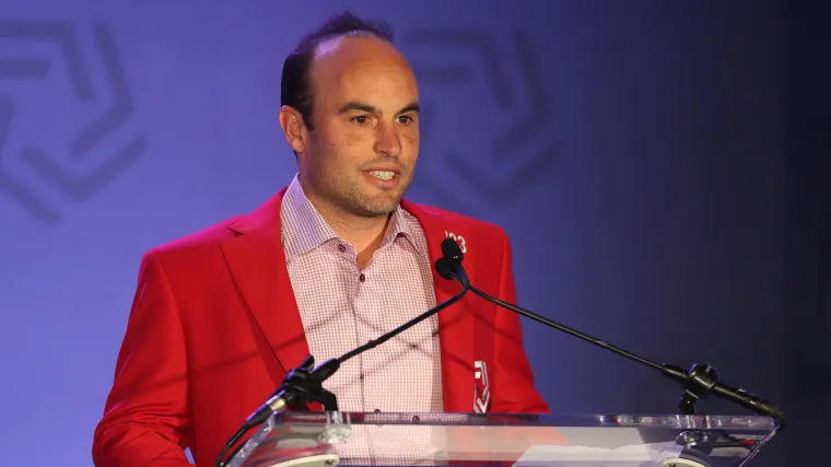 Landon Donovan's hair before and after: A timeline of Fox broadcaster's ...