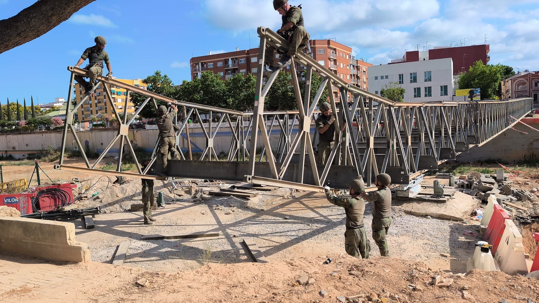 Desmontan el puente Mabey, la infraestructura militar que unió la ...