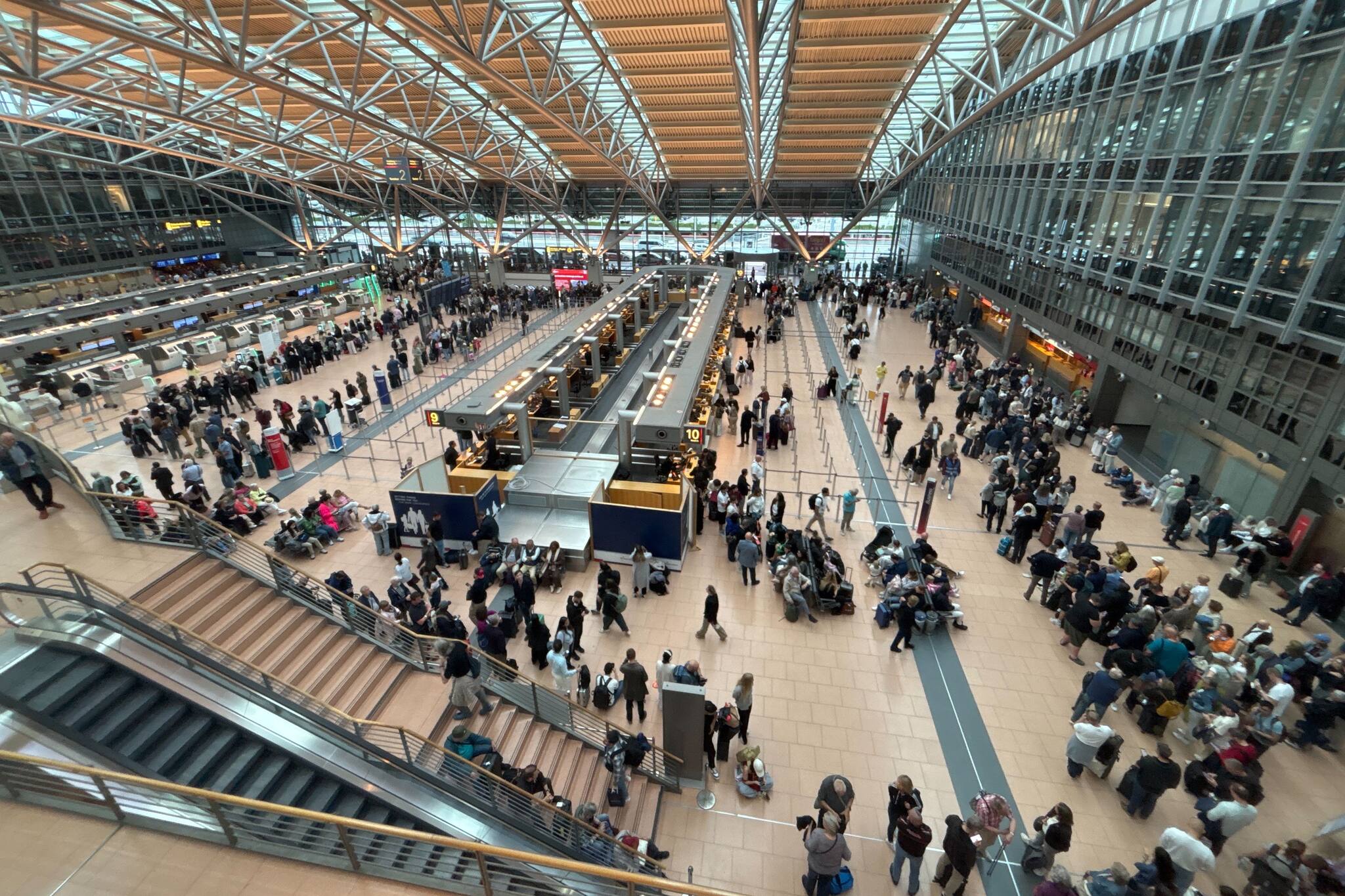 Polizei räumt Sicherheitsbereich am Hamburger Flughafen: Betrieb läuft ...
