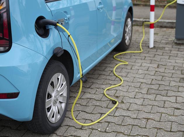 Alte Reifen sollen E-Autos leiser machen – "Klingt nach wenig, ist aber ...