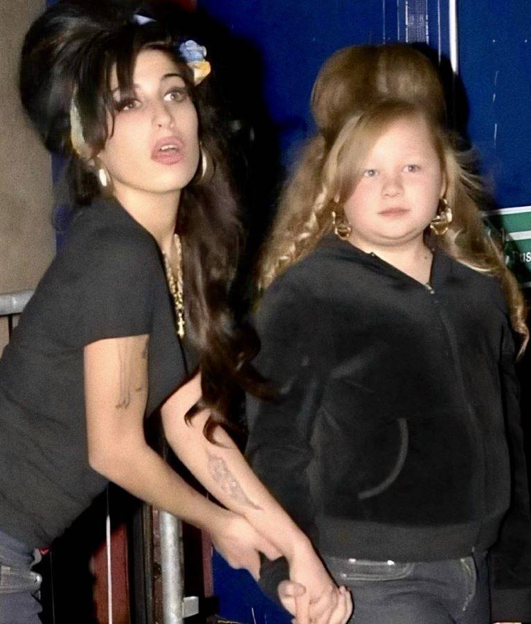 Esta imagem mostra Amy Winehouse com Adele ainda em criança, em 2004? A ...