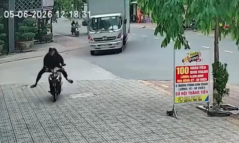 Motorcycle rider hits the pavement and crashes in failed attempt to ...