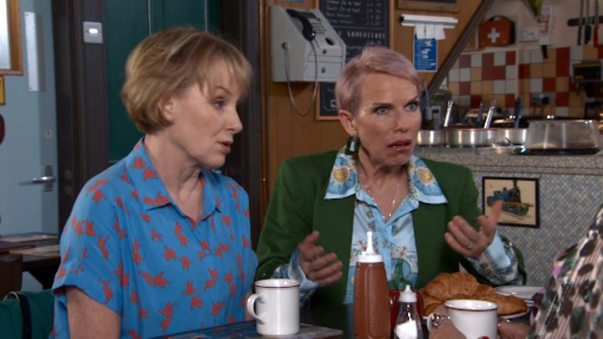 Coronation Street writes in Sue Devaney's real-life hair transformation ...