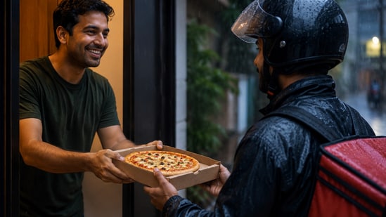Man orders extra pizza for delivery partner, gets an unexpected response