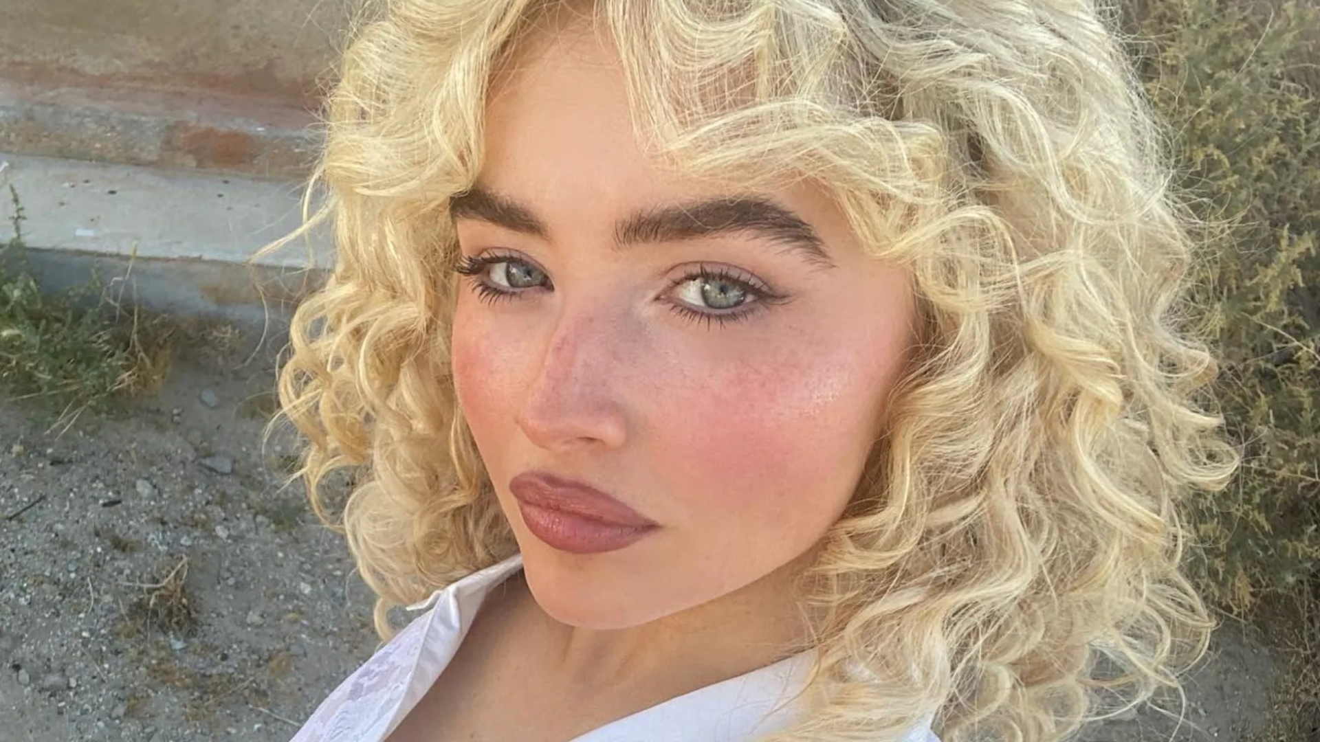 Wearing a black lace bodysuit, Sabrina Carpenter pays homage to one of ...