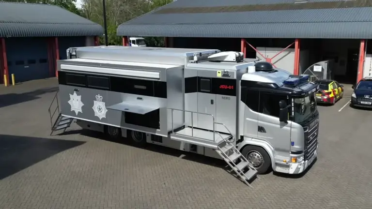 Man gives ultra rare look inside police command vehicle to show ...