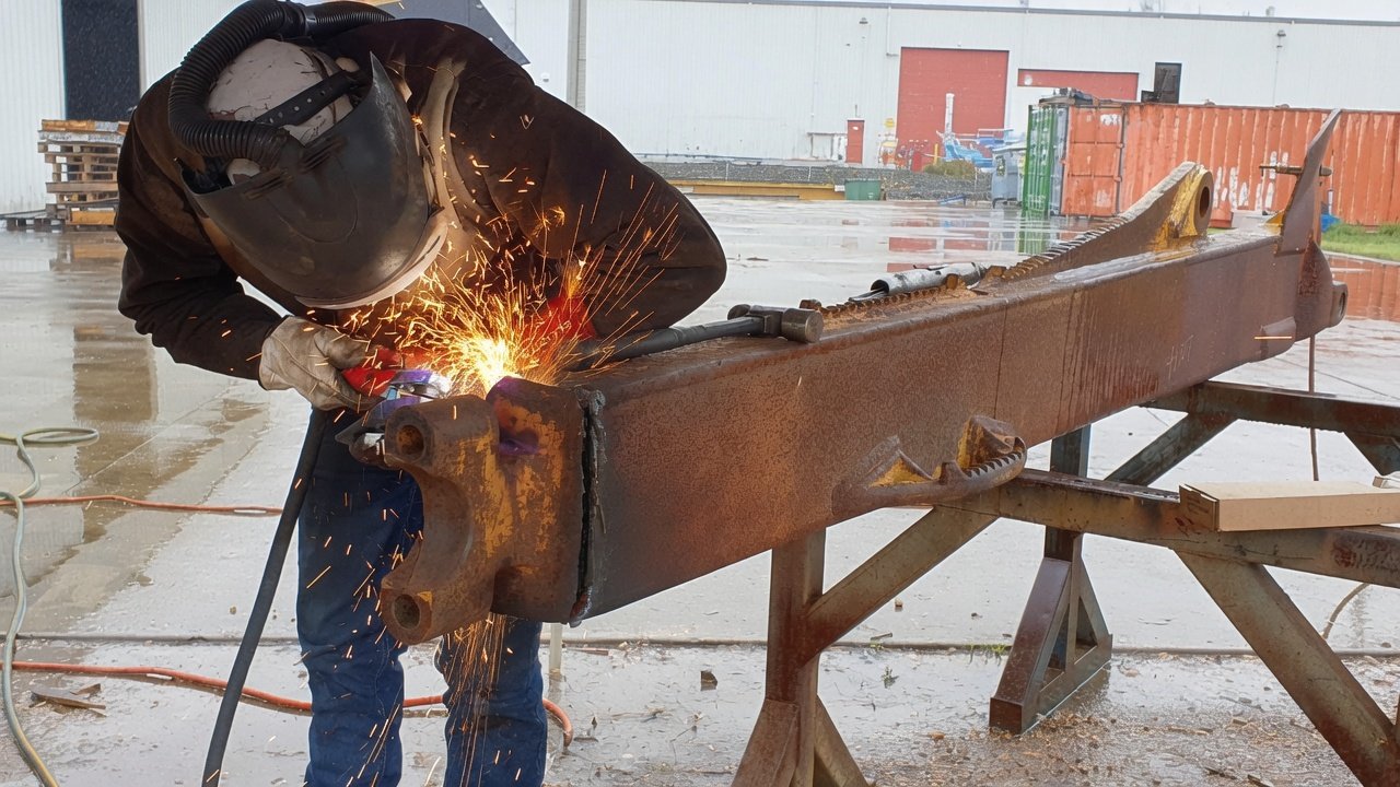 Gouging and welding a D8 dozer push arm