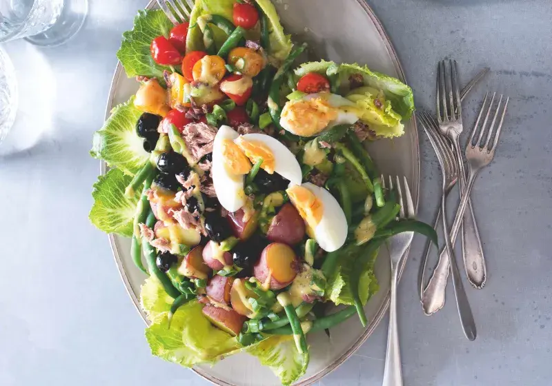 Co patří do salátu Niçoise? V Nice by vás za brambory vyhodili, svět ho ...