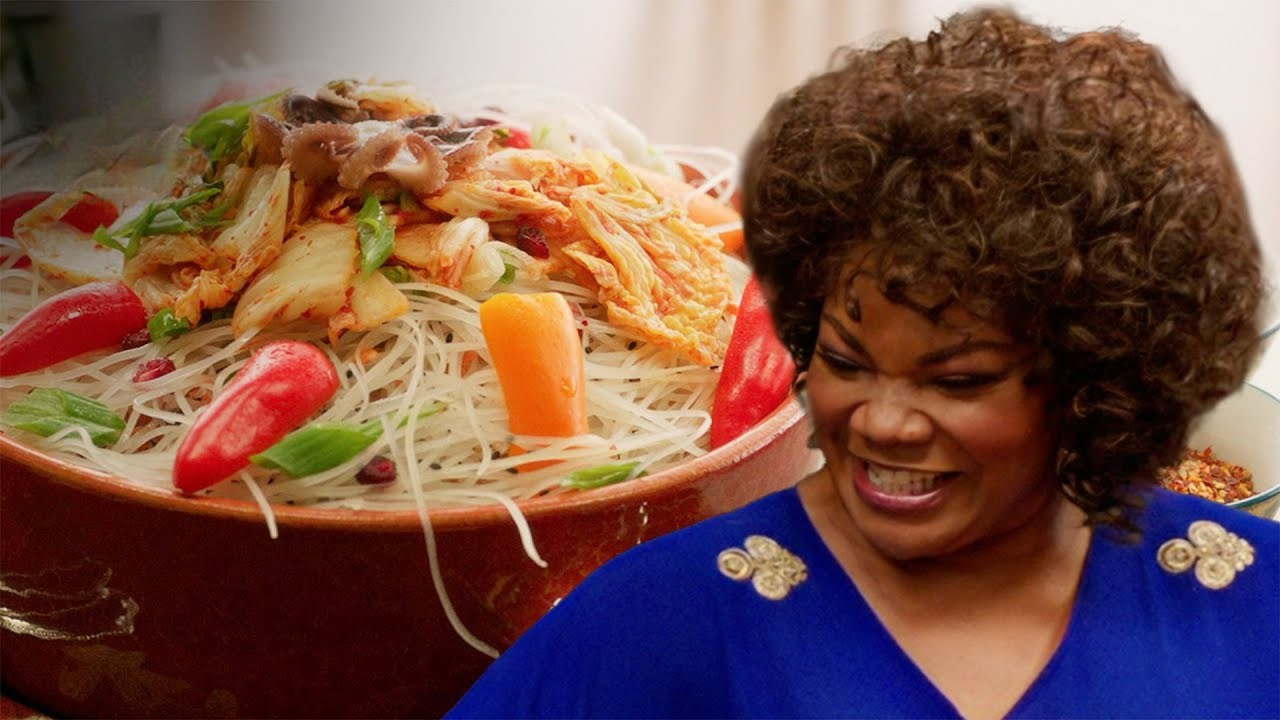 Aunt May's eventful dinner | Almost Christmas