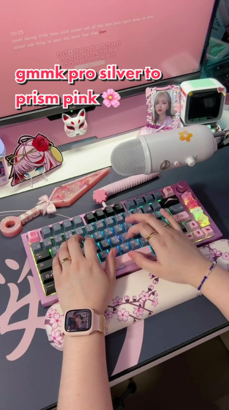 Custom silver-to-prism pink GMMK Pro keyboard makeover