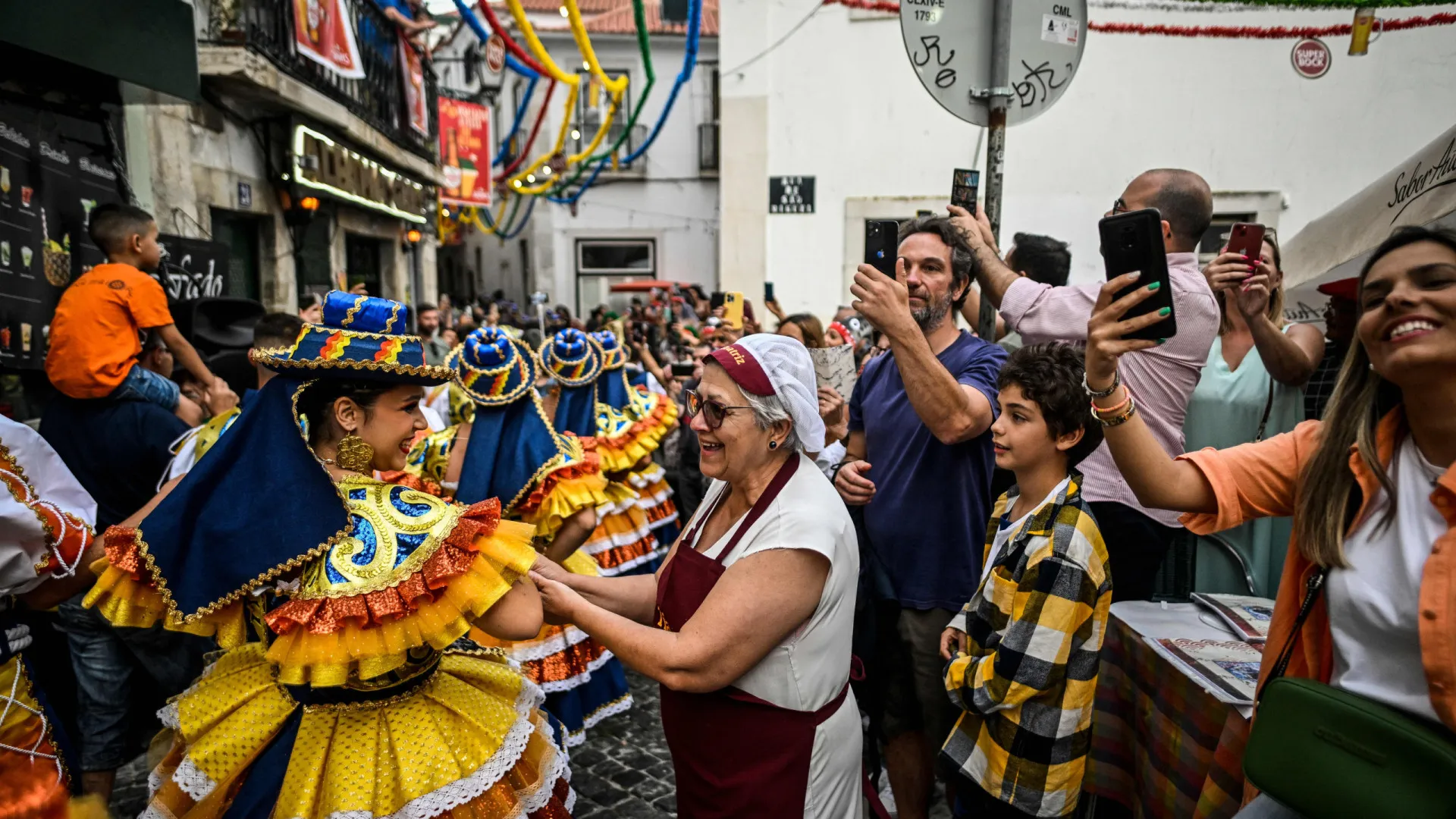 Lisboa tem cheiro de marchas, manjericos e arraiais. O guia completo