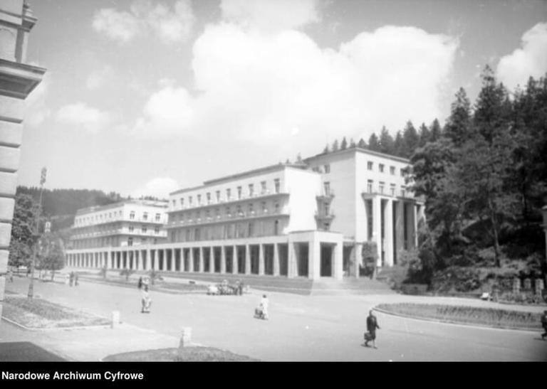 Sanatorium w PRL. Tu się leczy, ale i prowadzi życie towarzyskie ...