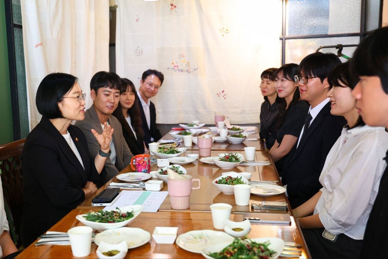 Prime minister nominee Han meets young employees, pledges to reflect voices