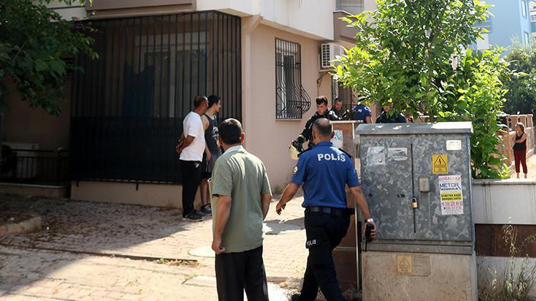 Antalya’da bir kadın evi ateşe verip kendisini içeri kilitledi: Kapı ...