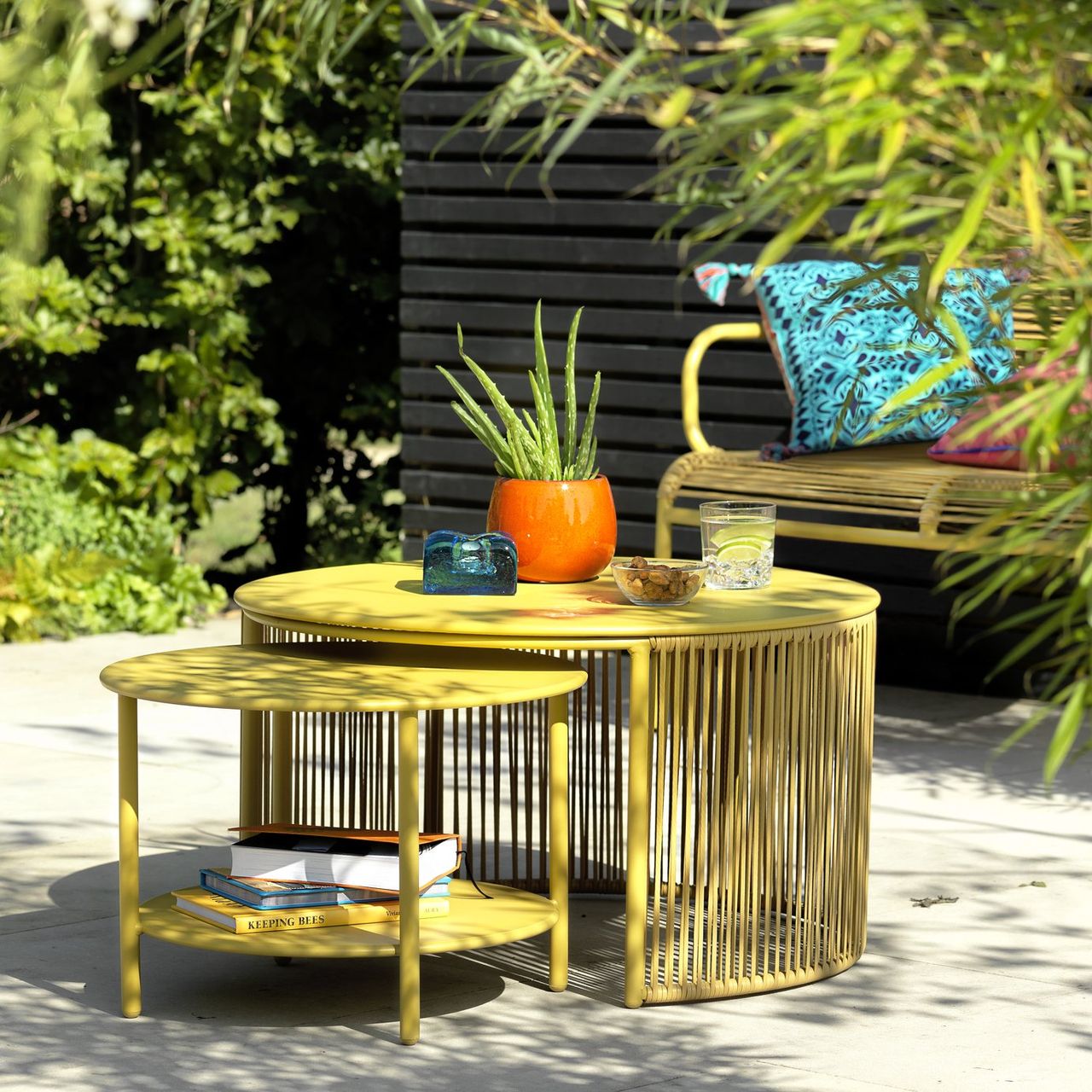 This space-saving outdoor table feels so holiday-coded