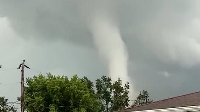 Tornadoes rip through Illinois, destroying homes