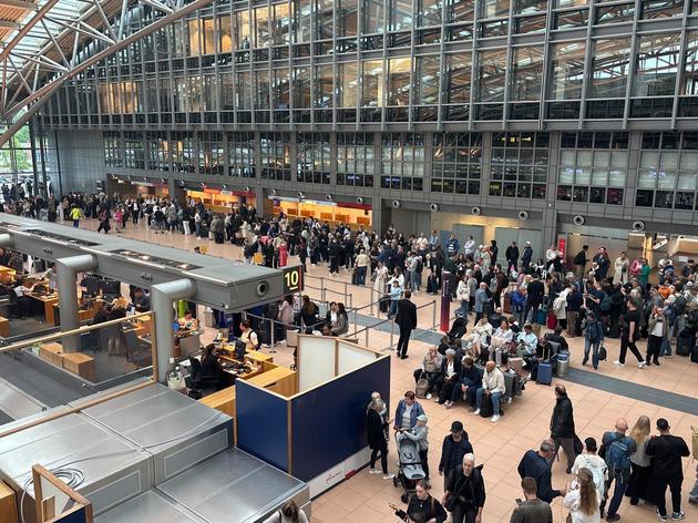 Sicherheitskontrolle am Hamburger Flughafen wieder geöffnet
