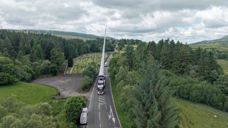 Giant turbine convoy makes its way to wind farm