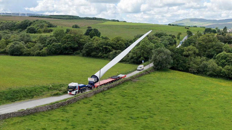 Giant turbine convoy makes its way to wind farm