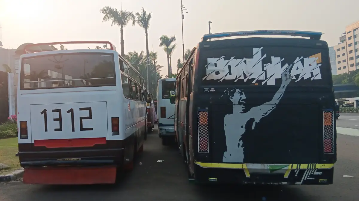 Penampakan unik bus mini jadul yang angkut massa demo BEM UI