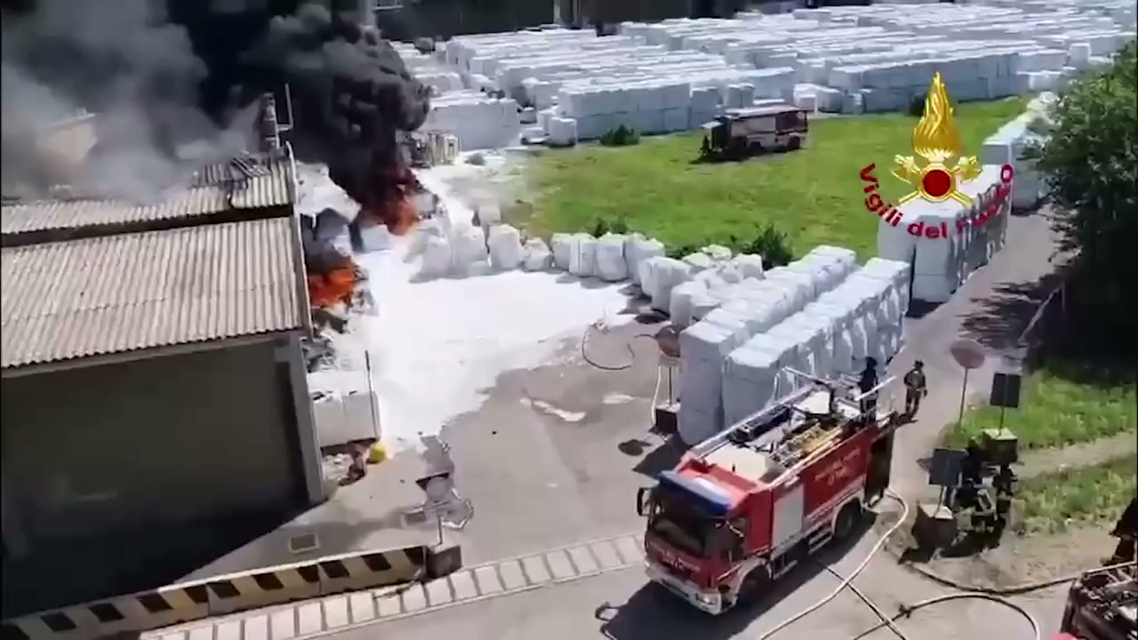 Incendio nello stabilimento Versalis a Mantova, colonna di fumo nero