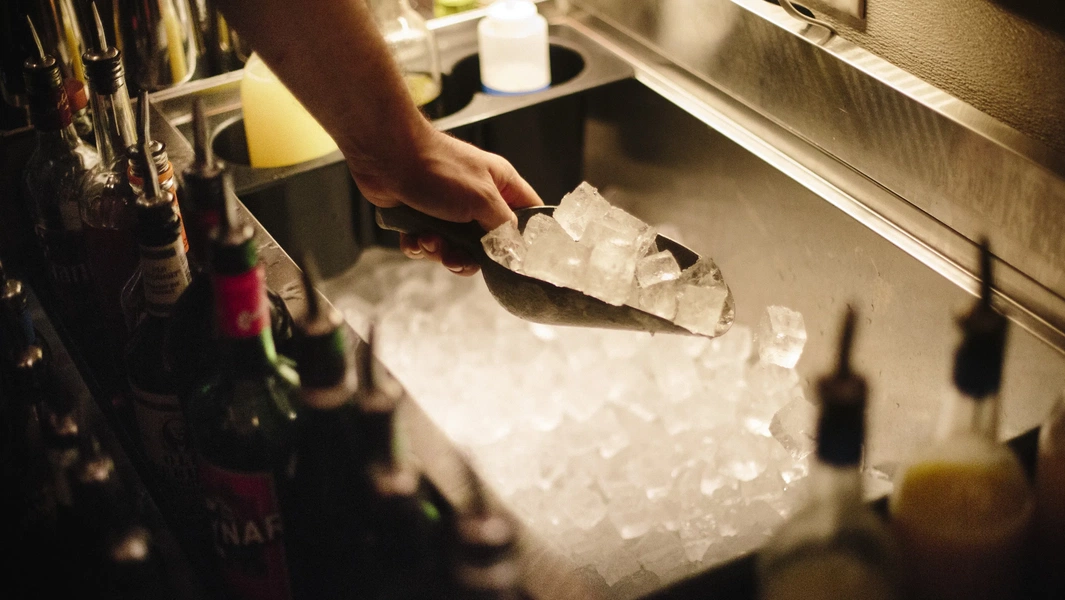 10 warning signs of a problematic bar