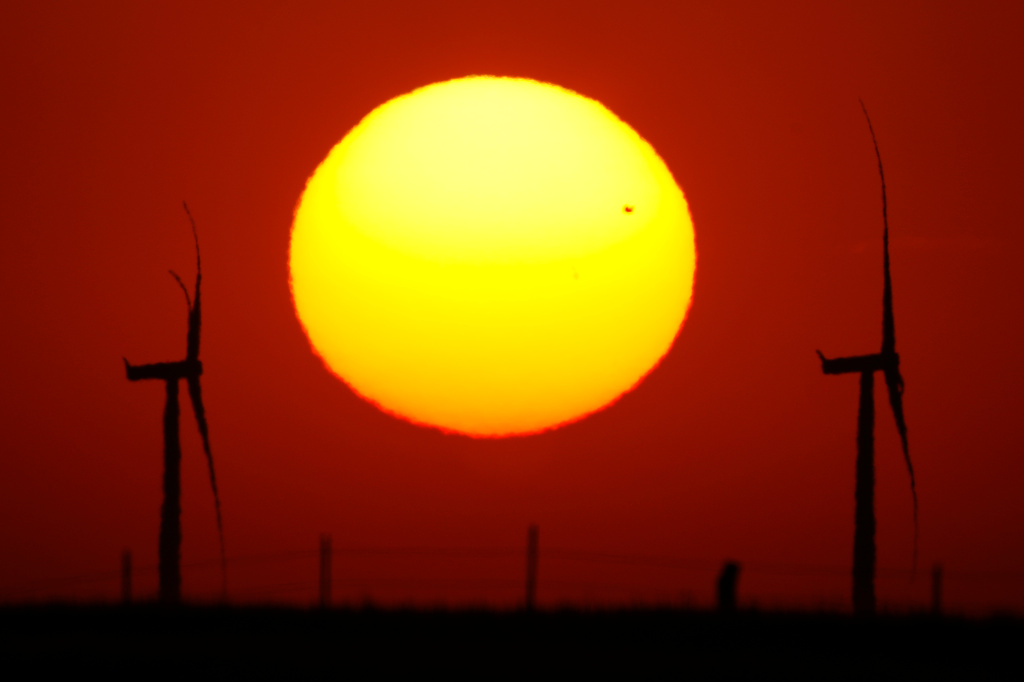 Pentagon reviews are blocking wind farms, putting jobs at risk, lawsuit ...