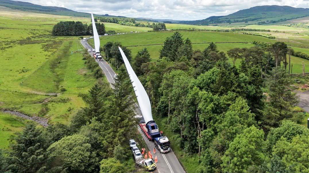 Giant turbine convoy makes its way to wind farm