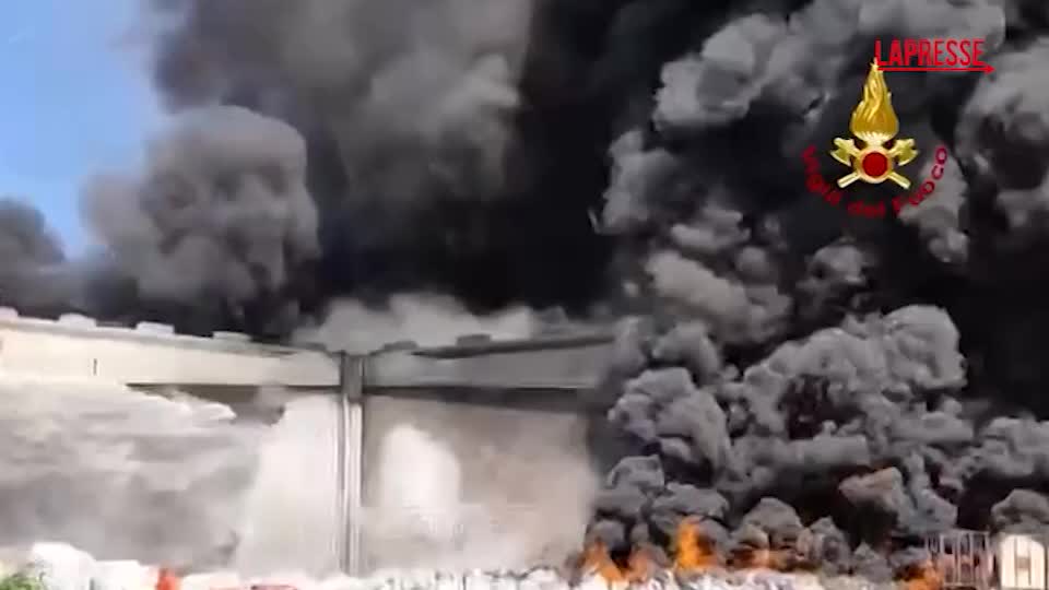 Mantova, incendio in magazzini Versalis: la nube di fumo nero sopra la ...