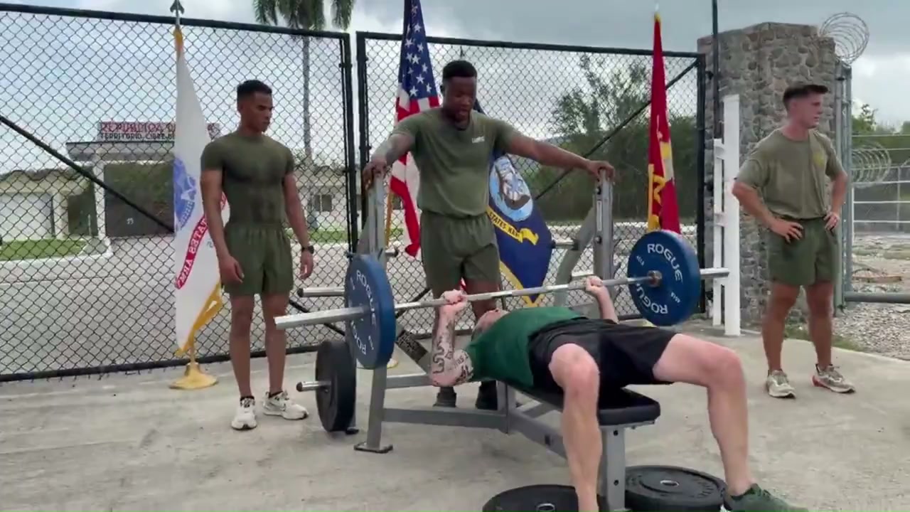 Hegseth e la sfida con i Marines, lo show con il bilanciere alla panca