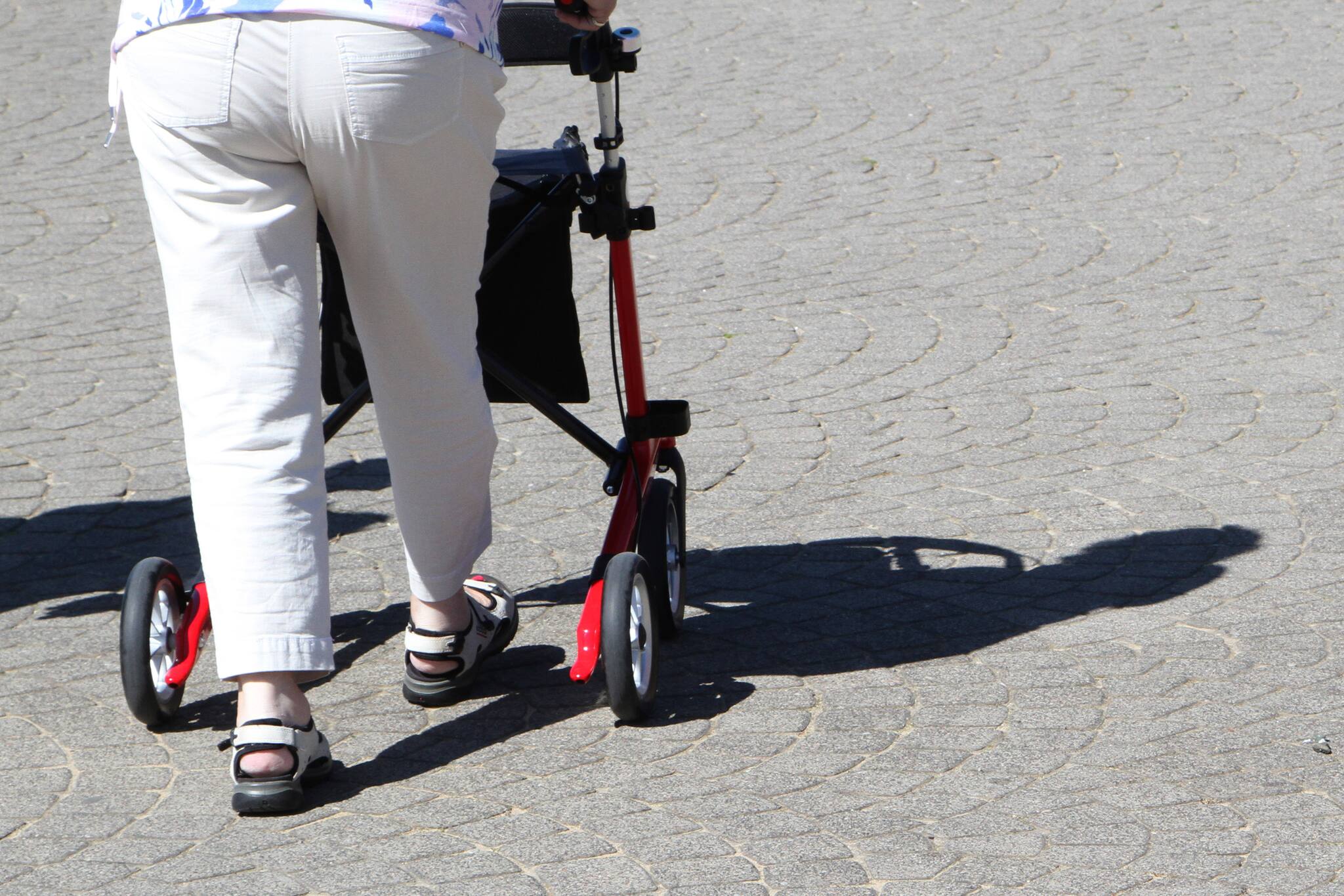 Autofahrer übersieht Frau mit Rollator in Güstrow – 93-Jährige schwer ...