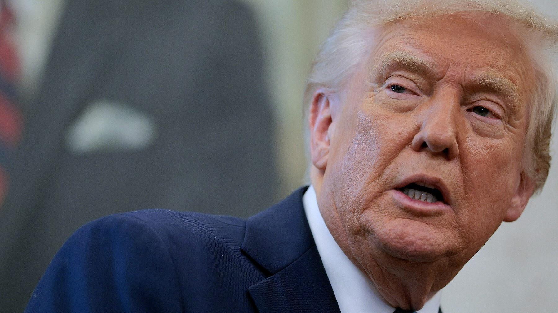 Fact-checkers say viral Oval Office clip of Trump was altered