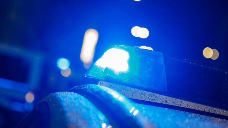 Fahrzeug fing Feuer: Auto kracht auf Axenstrasse in Baustelle – eine ...