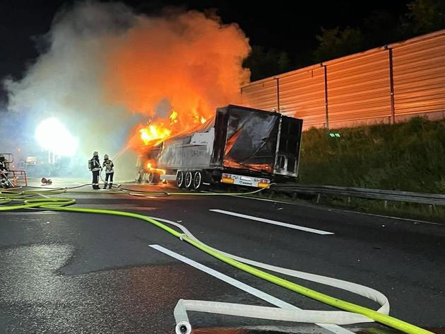 Mehrere Lkw kollidieren, einer gerät in Brand – A7 wieder voll gesperrt