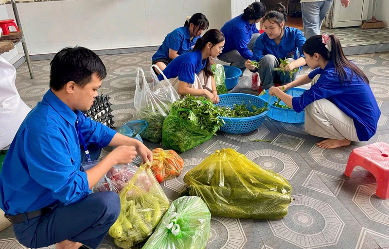 Áo xanh vào bếp nấu những bữa cơm nghĩa tình cho sĩ tử