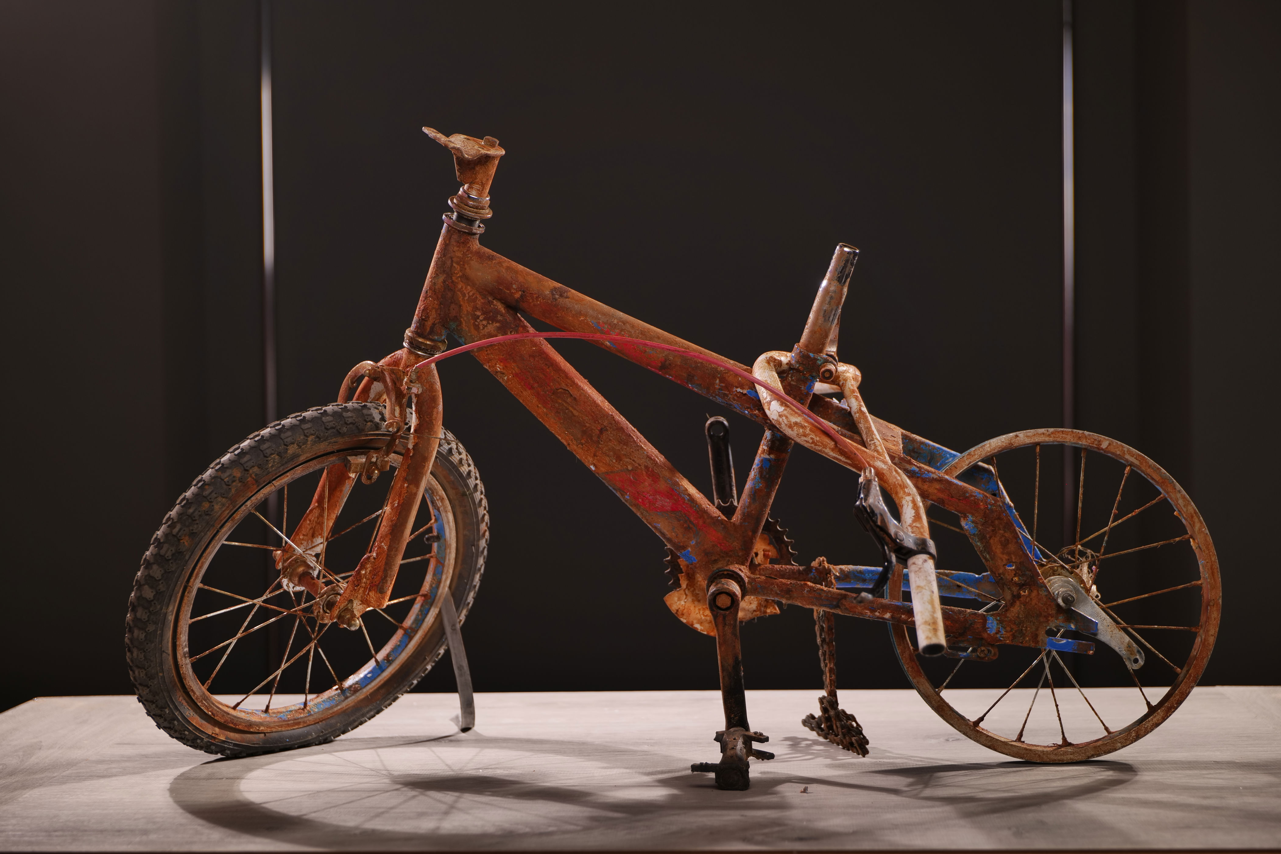 ¡El proceso de restaurar una bicicleta vieja y oxidada!