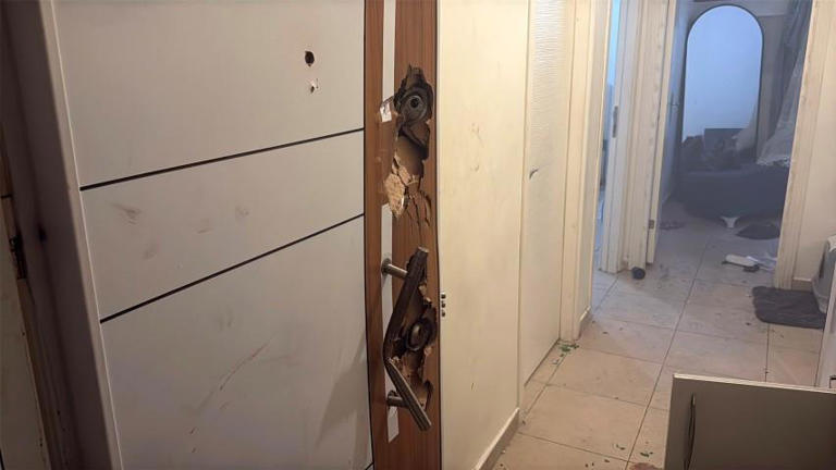 Antalya’da bir kadın evi ateşe verip kendisini içeri kilitledi: Kapı ...