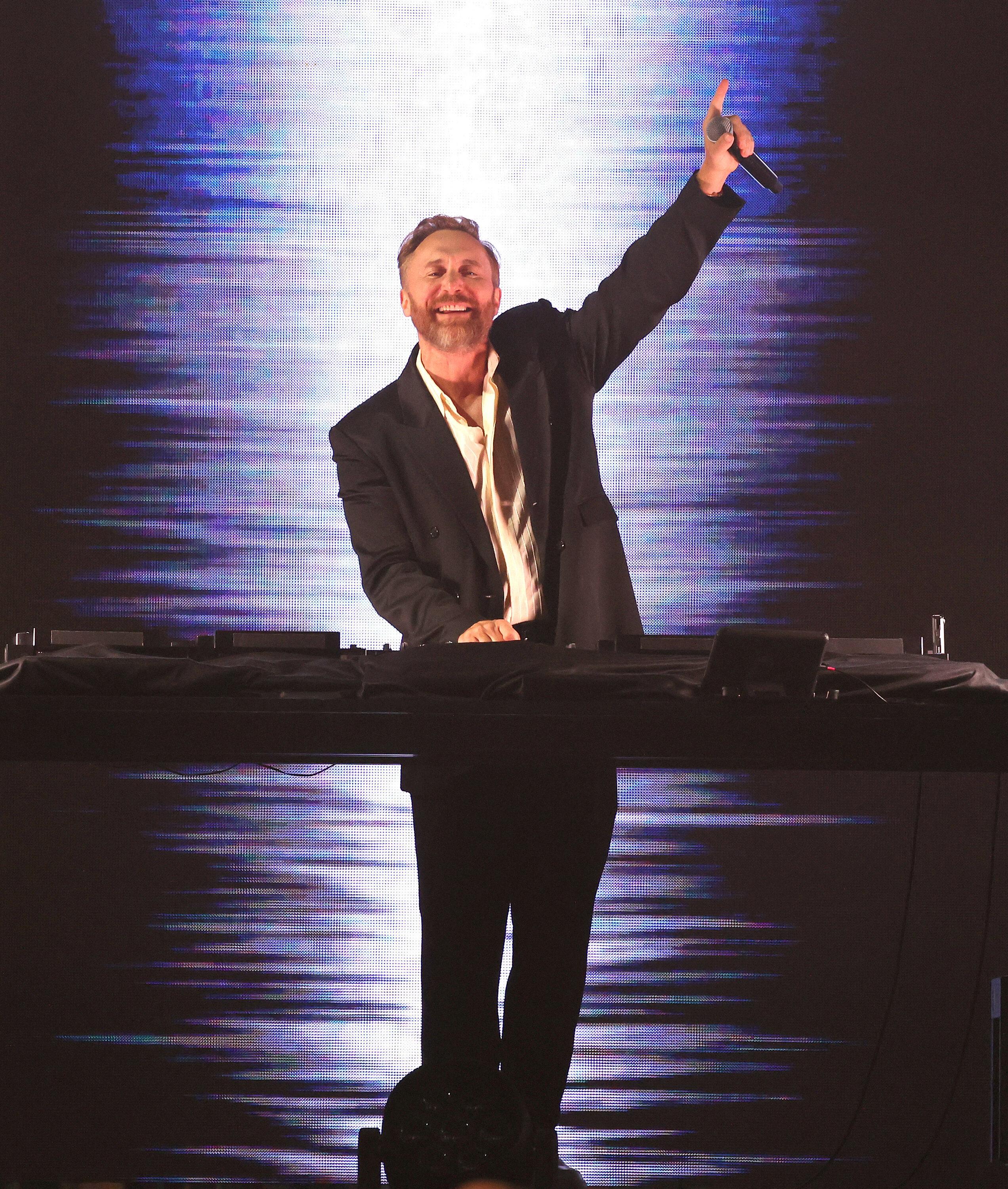 David Guetta bouleversé à la fin de son concert au Stade France : en ...