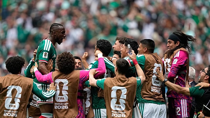 A házigazda Mexikó 2–0-ra győzött a vb-nyitómeccsén Dél-Afrika ellen