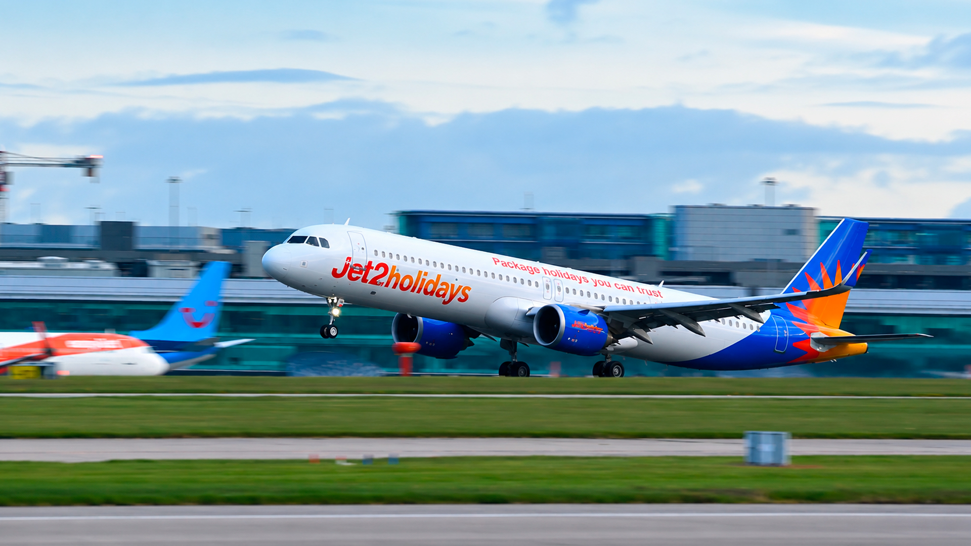 Close-up departures show jet power at Manchester