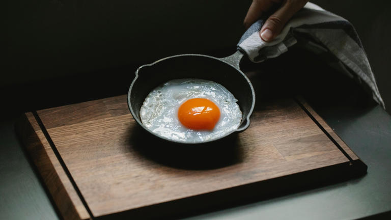 Turn your iron tawa into a non-stick pan at home in just 5 easy steps