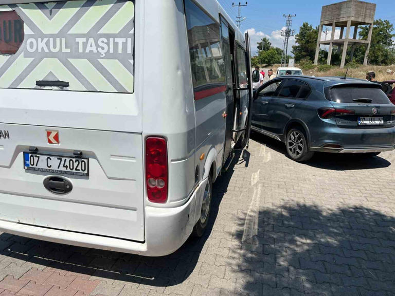 Antalya’da okul servisi otomobille çarpıştı: 7’si anaokulu öğrencisi 9 ...