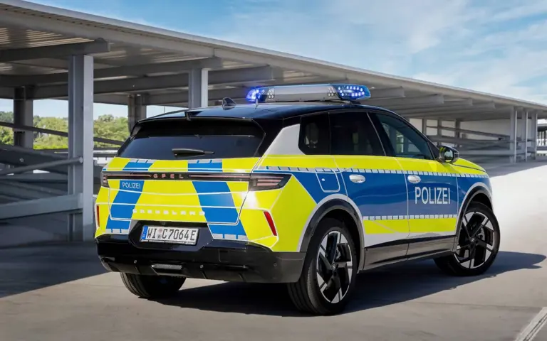 Dalle autostrade alle forze dell'ordine: Opel Grandland debutta in ...