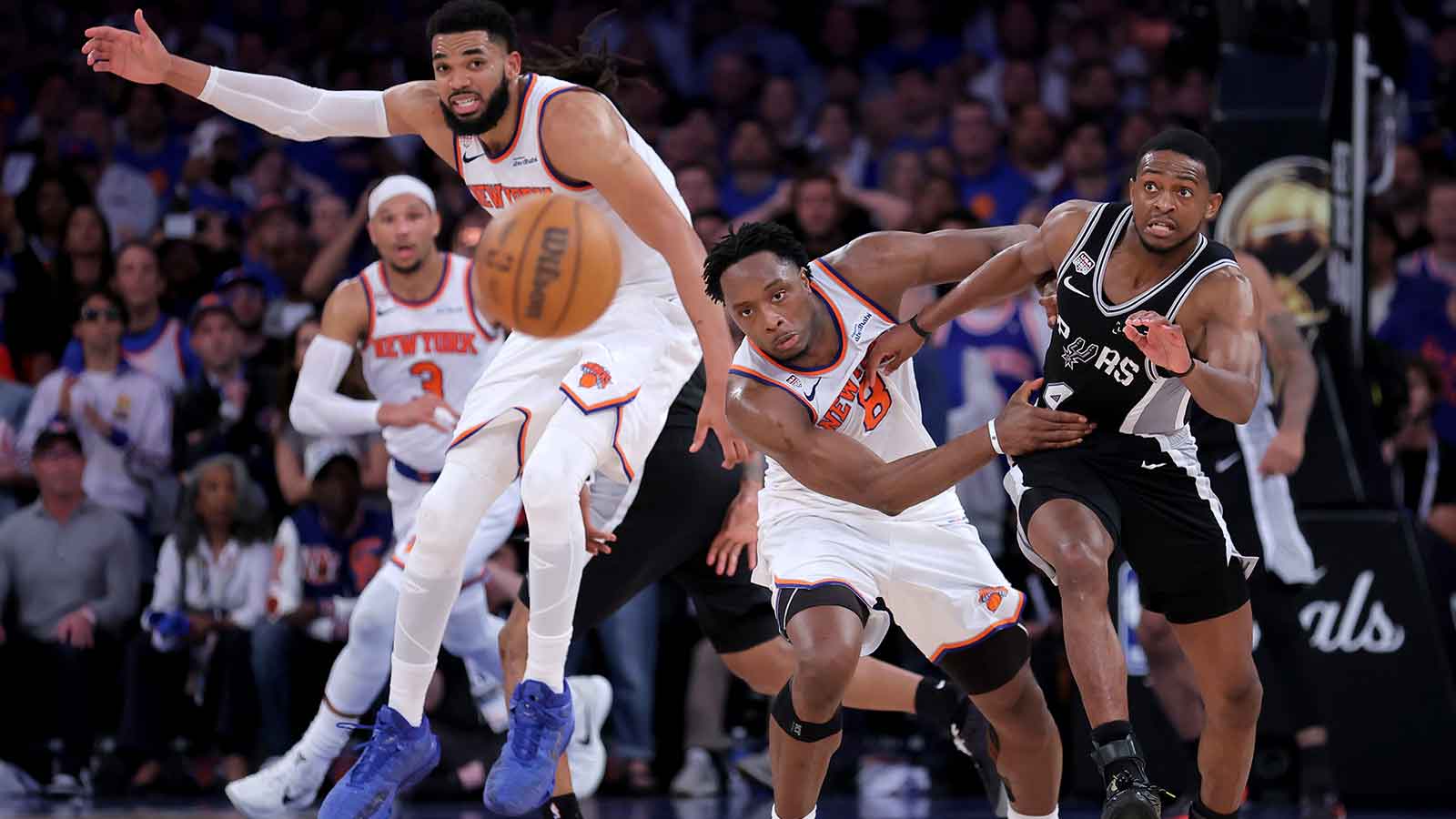 Spurs’ De’Aaron Fox catches wild stray from Candace Parker during Sky-Fever