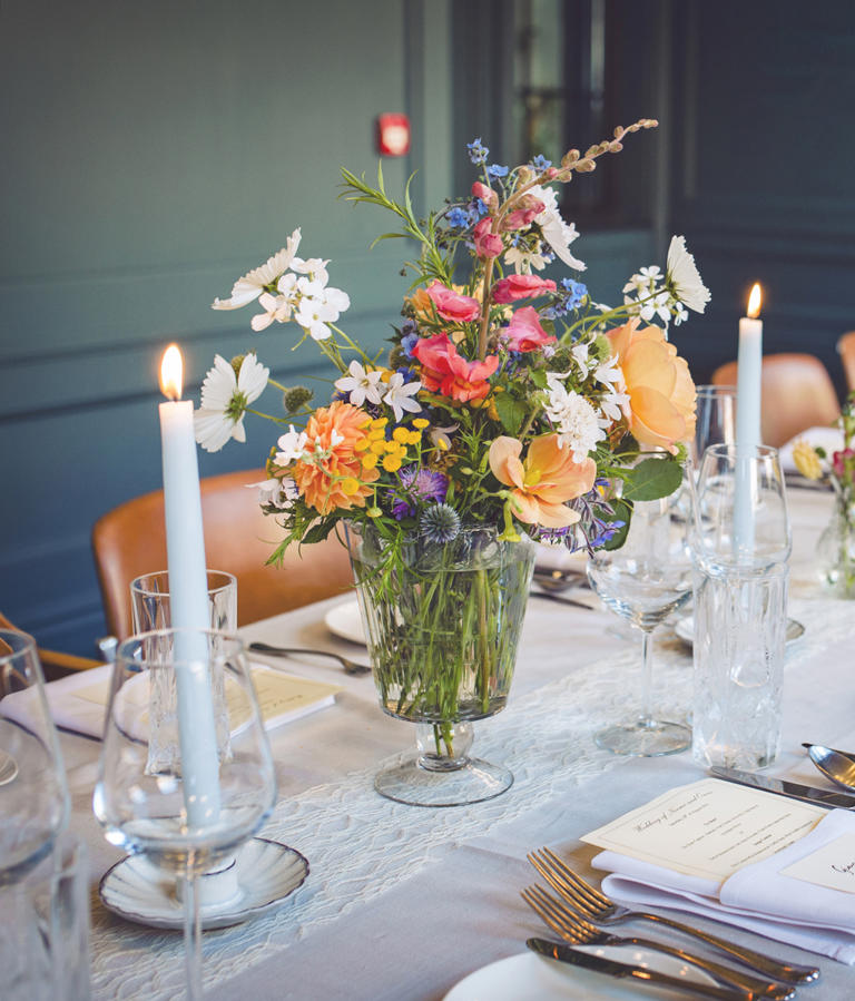 A modern Dublin city wedding with soft and romantic touches: Noemi & Owen